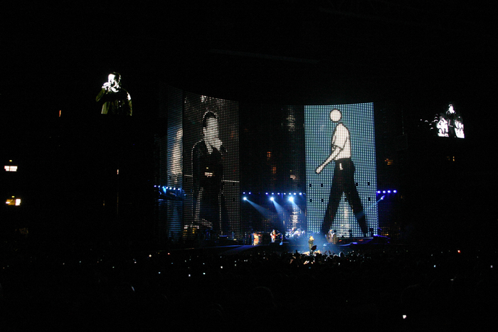 U2, Vertigo World Tour | Julian Opie